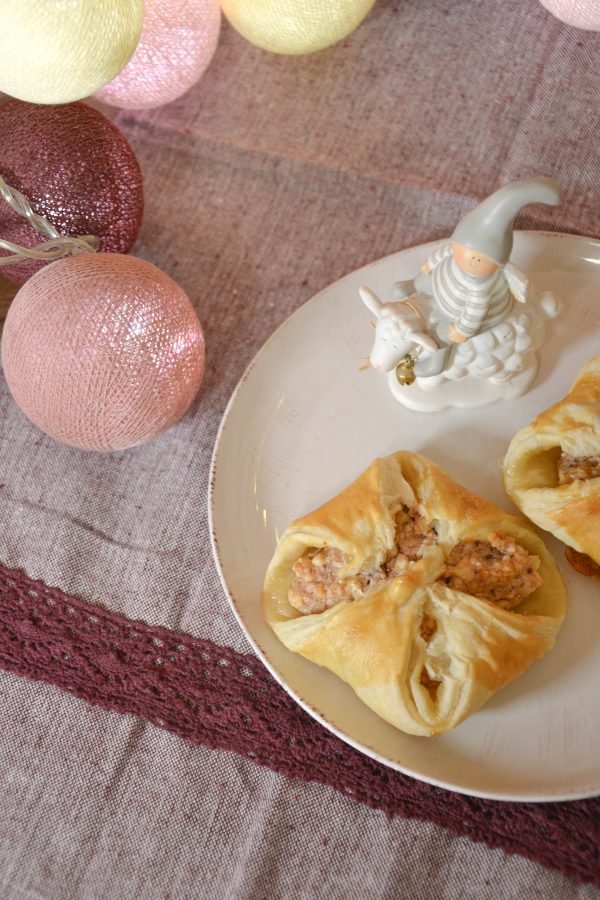 Sluoksniuotos tešlos bandelės su varške ir braškių uogiene - Tasted Stories